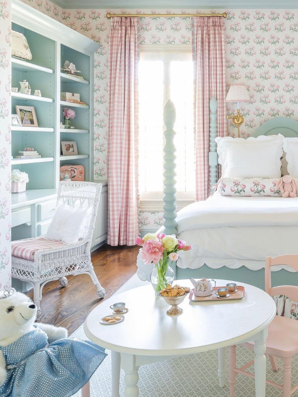How to Decorate with Gingham - Copy These Beautiful Decorating Ideas ...