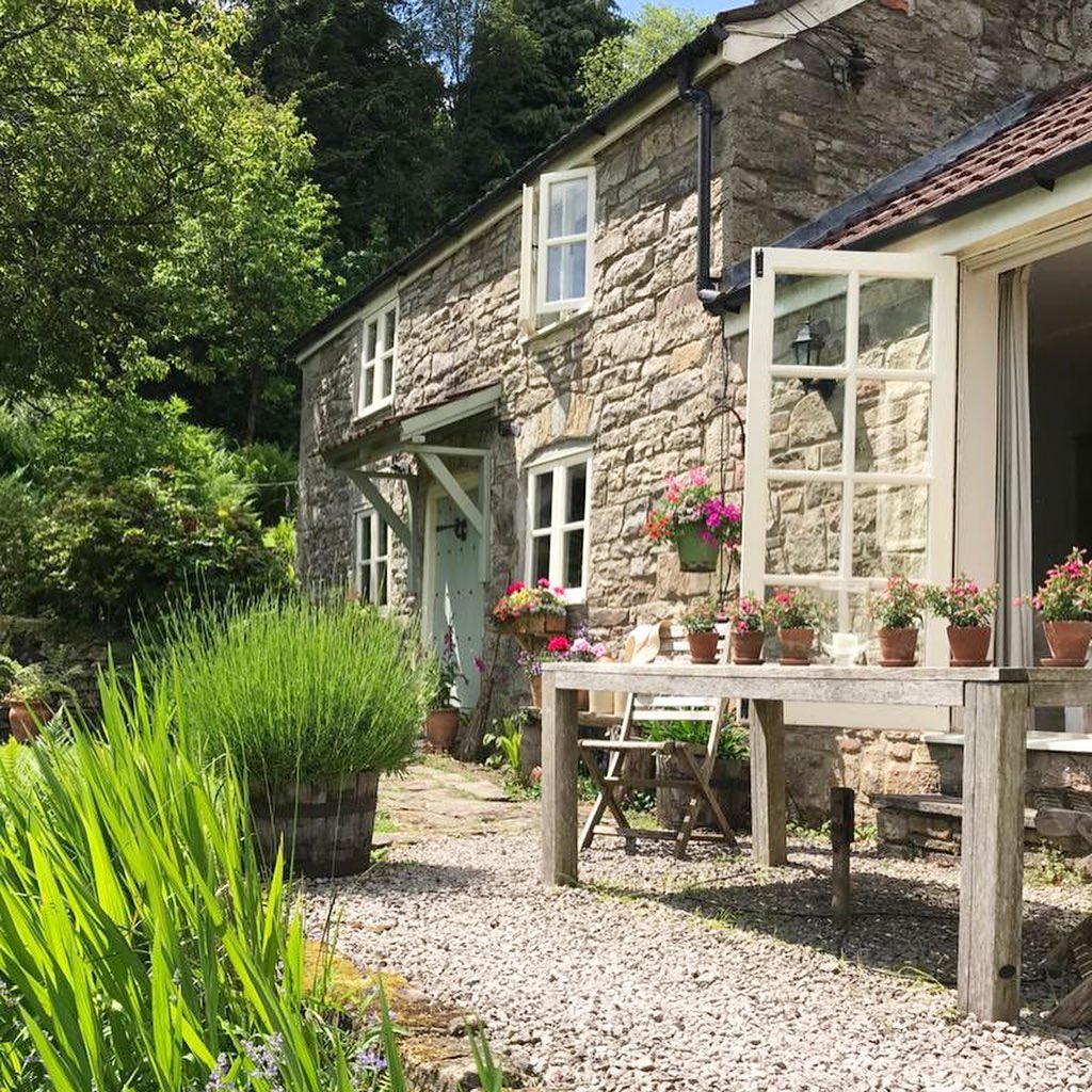 How to Design Charming Pathways for Your Cottage Garden - Newbury Home